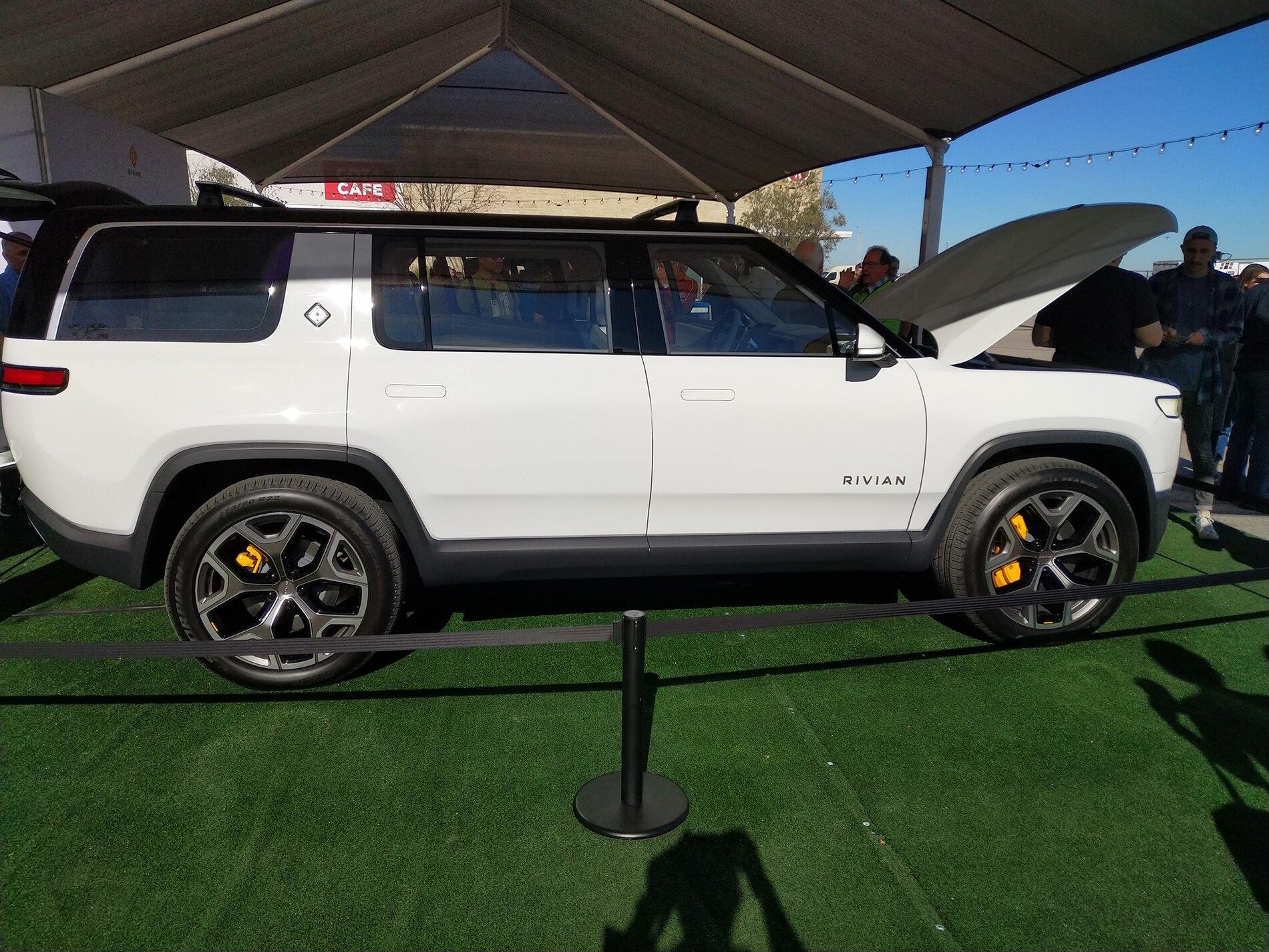 White Rivian R1S real life pics (Lunar Rock interior) | Rivian Forum ...