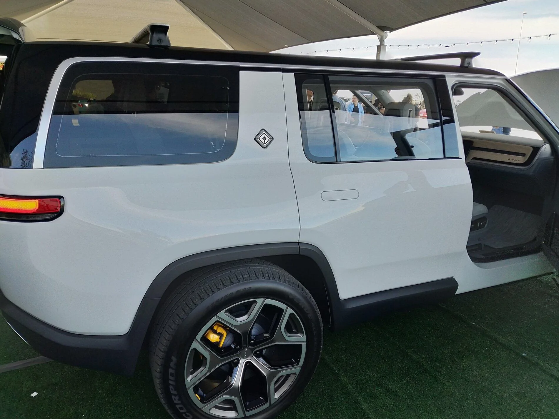 White Rivian R1S real life pics (Lunar Rock interior) | Rivian Forum ...