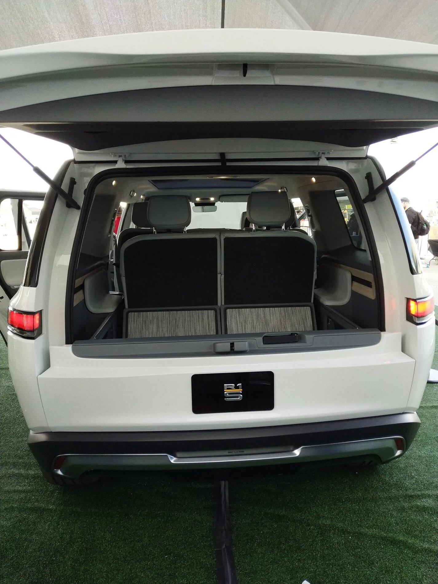 White Rivian R1S real life pics (Lunar Rock interior) | Rivian Forum ...