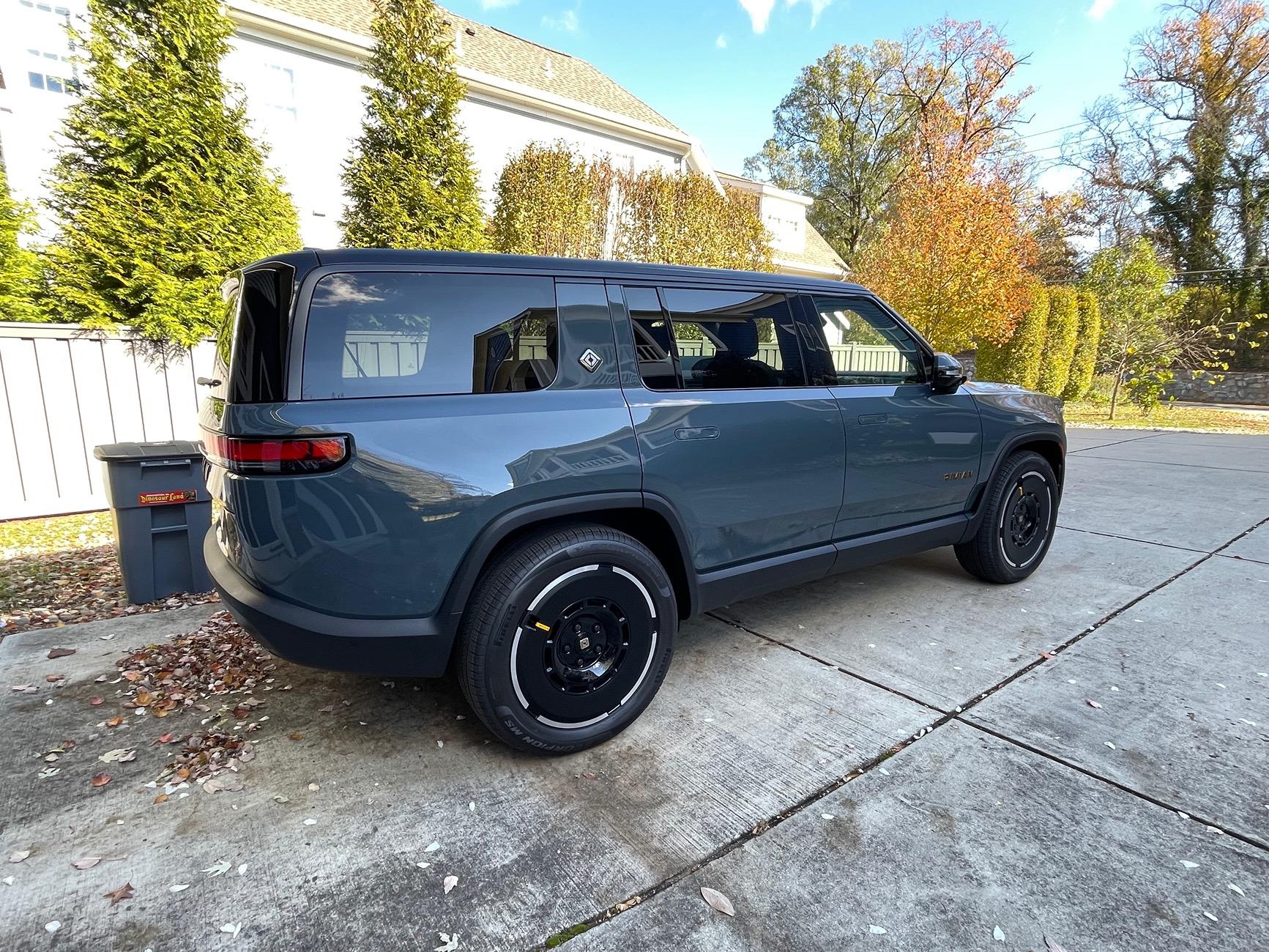 Meet the Big Blue Wave: Storm Blue / Ocean Coast R1S | Rivian Forum ...