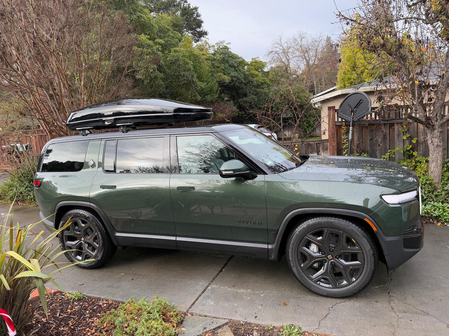 Cargo box odyssey: Yakima Grandtour 18 w/ Rivian crossbars on R1S a ...