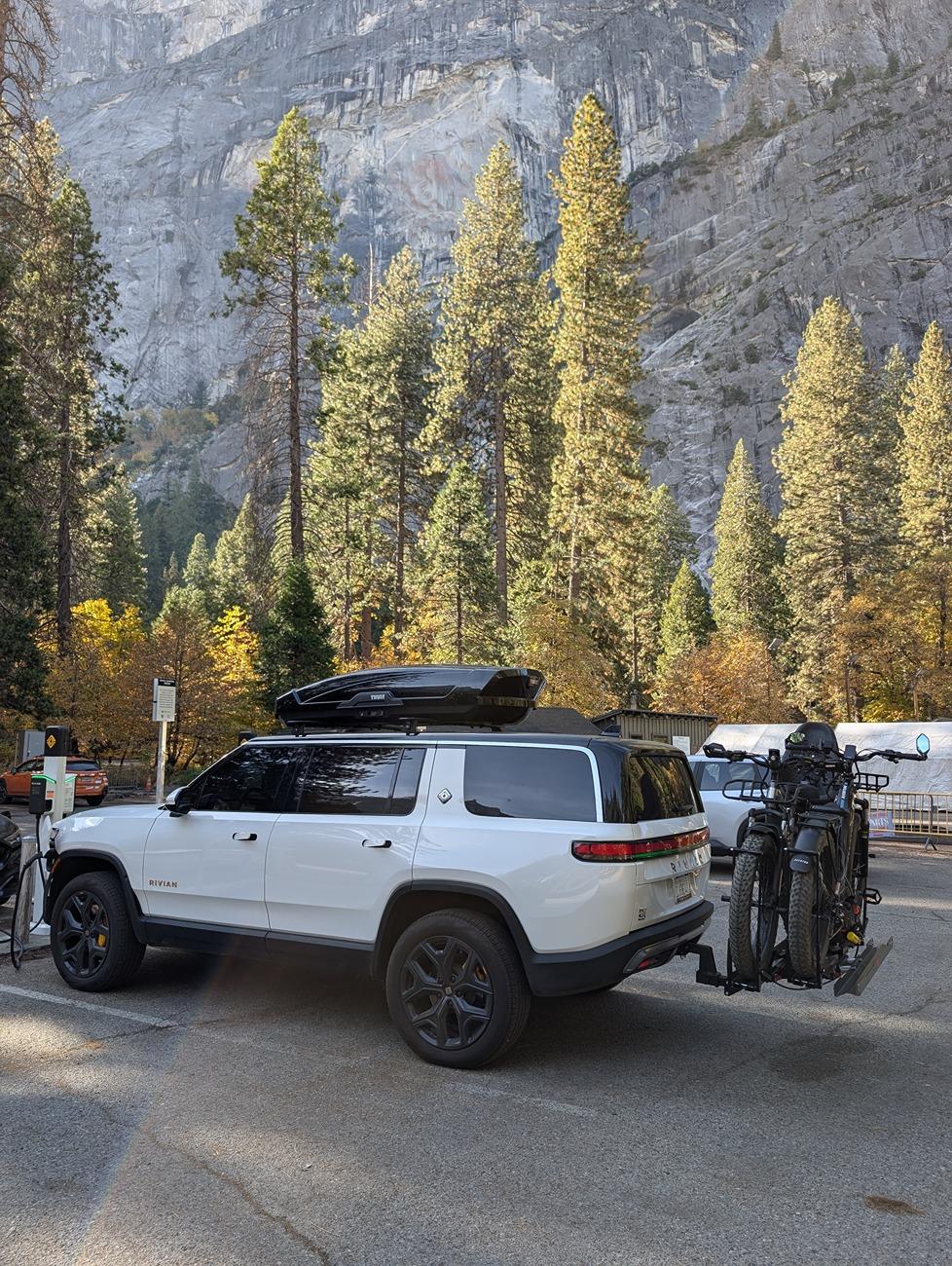 Cargo box odyssey: Yakima Grandtour 18 w/ Rivian crossbars on R1S a ...
