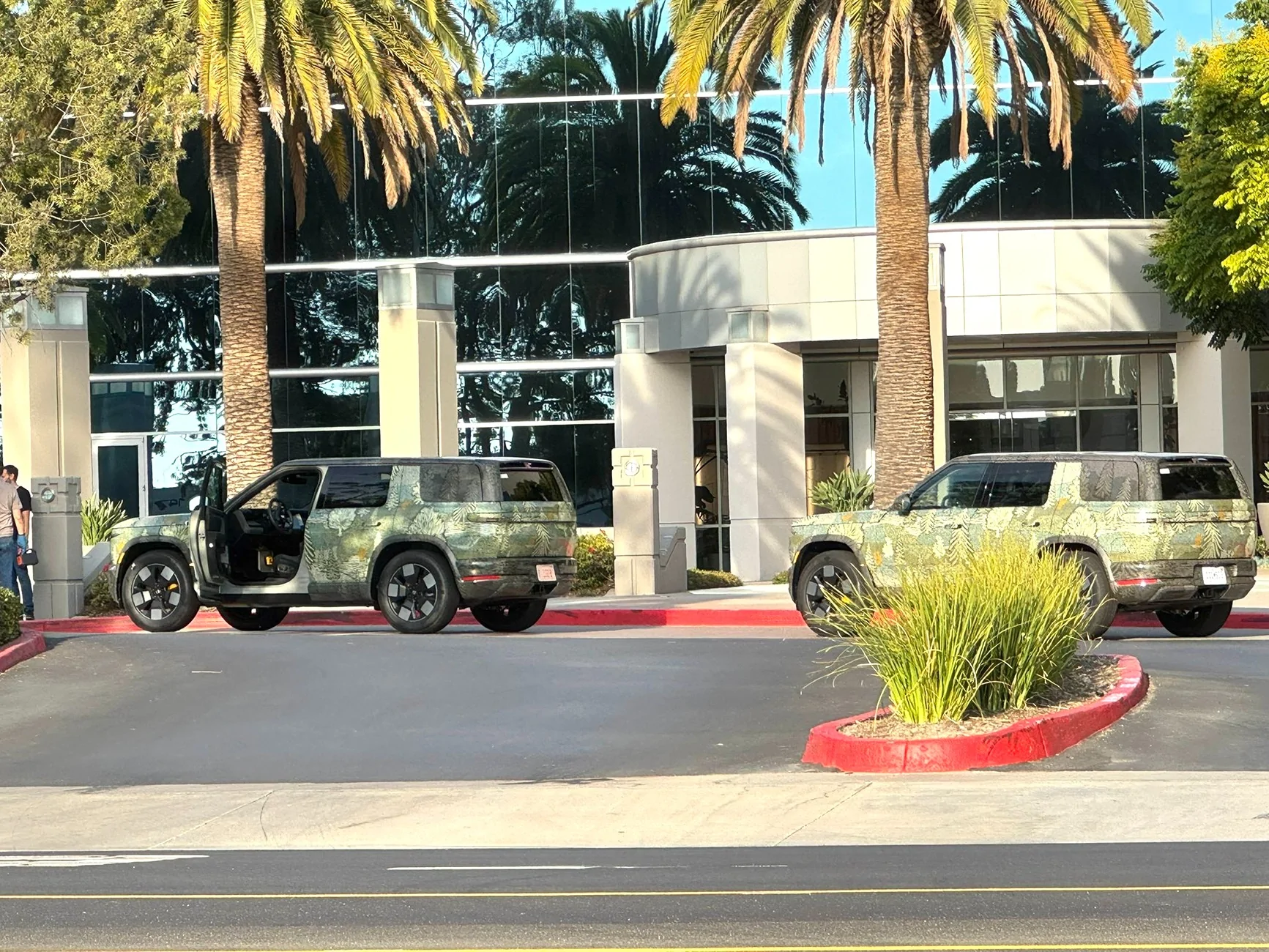 R2 spotted with rear quarter window pop-out / vented + aero wheels ...