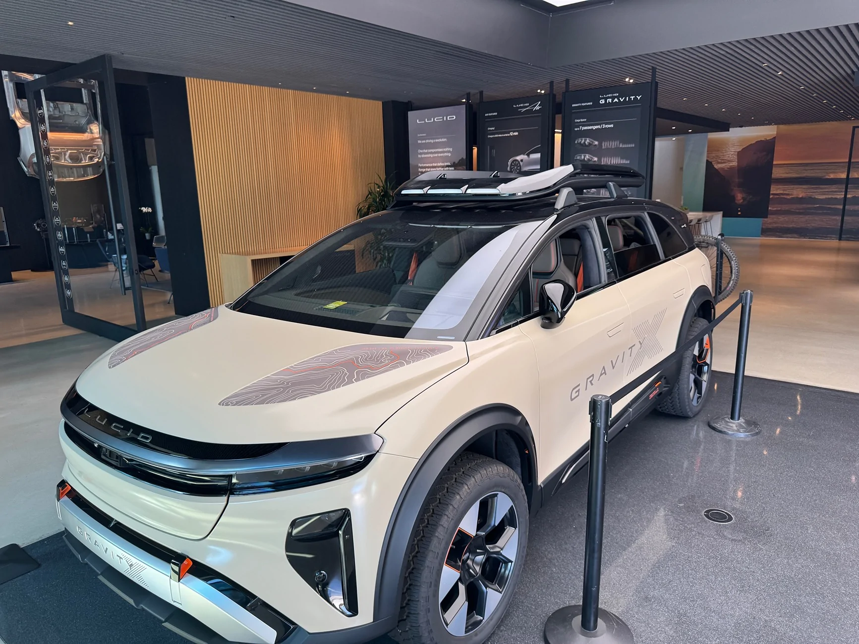 Rivian Tri Motor R1S vs. Lucid Gravity Comparison Review by Edmunds ...