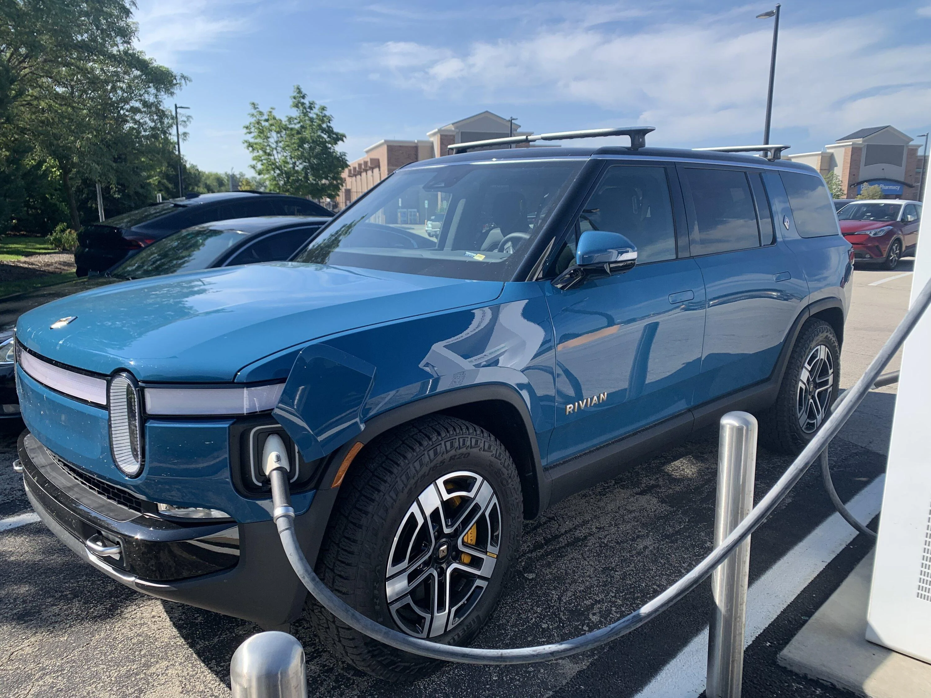 Rivian Blue R1S spotted at Chicago EA station | Rivian Forum - R1T R1S ...