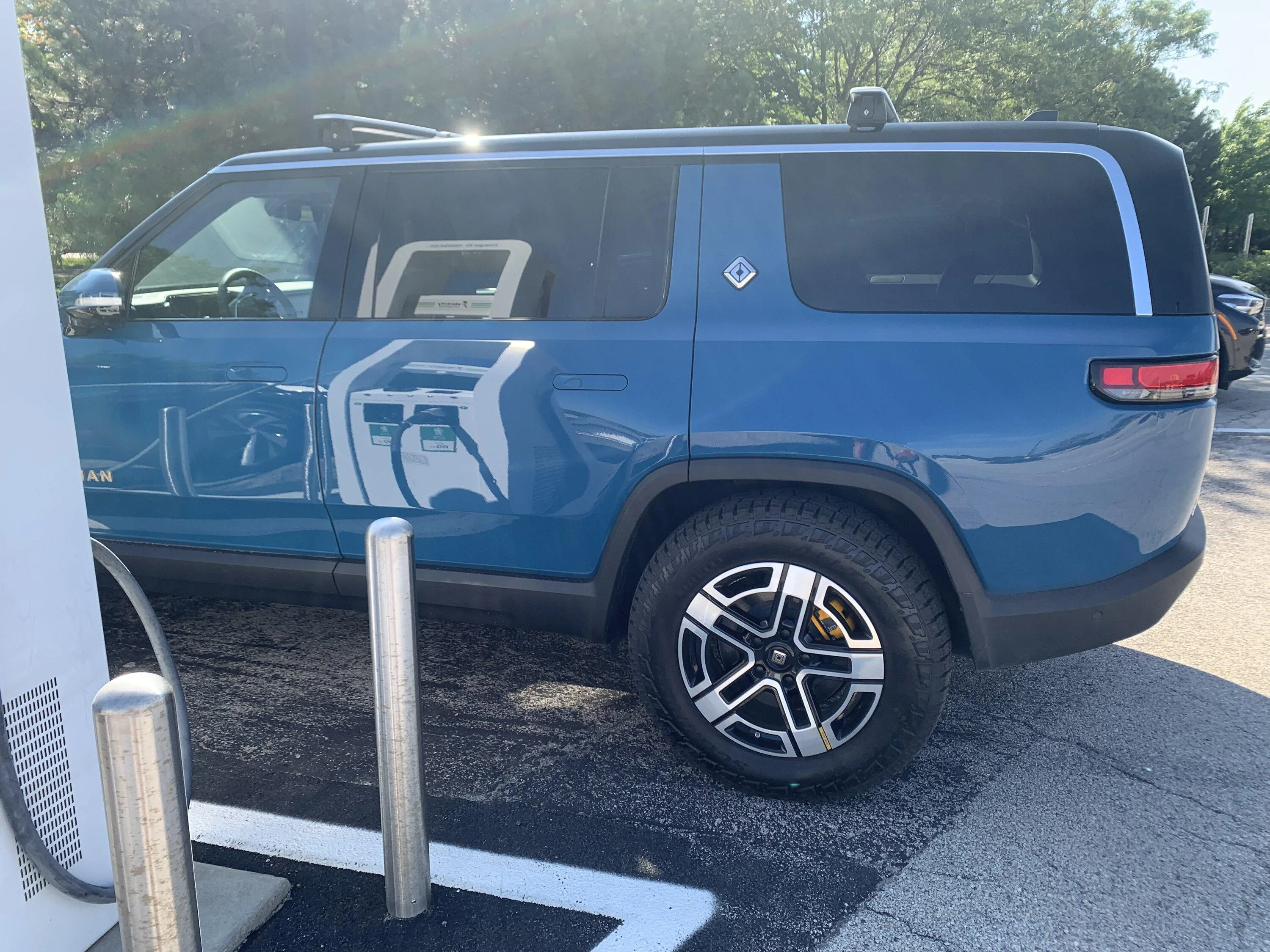 Rivian Blue R1S spotted at Chicago EA station | Rivian Forum - R1T R1S ...