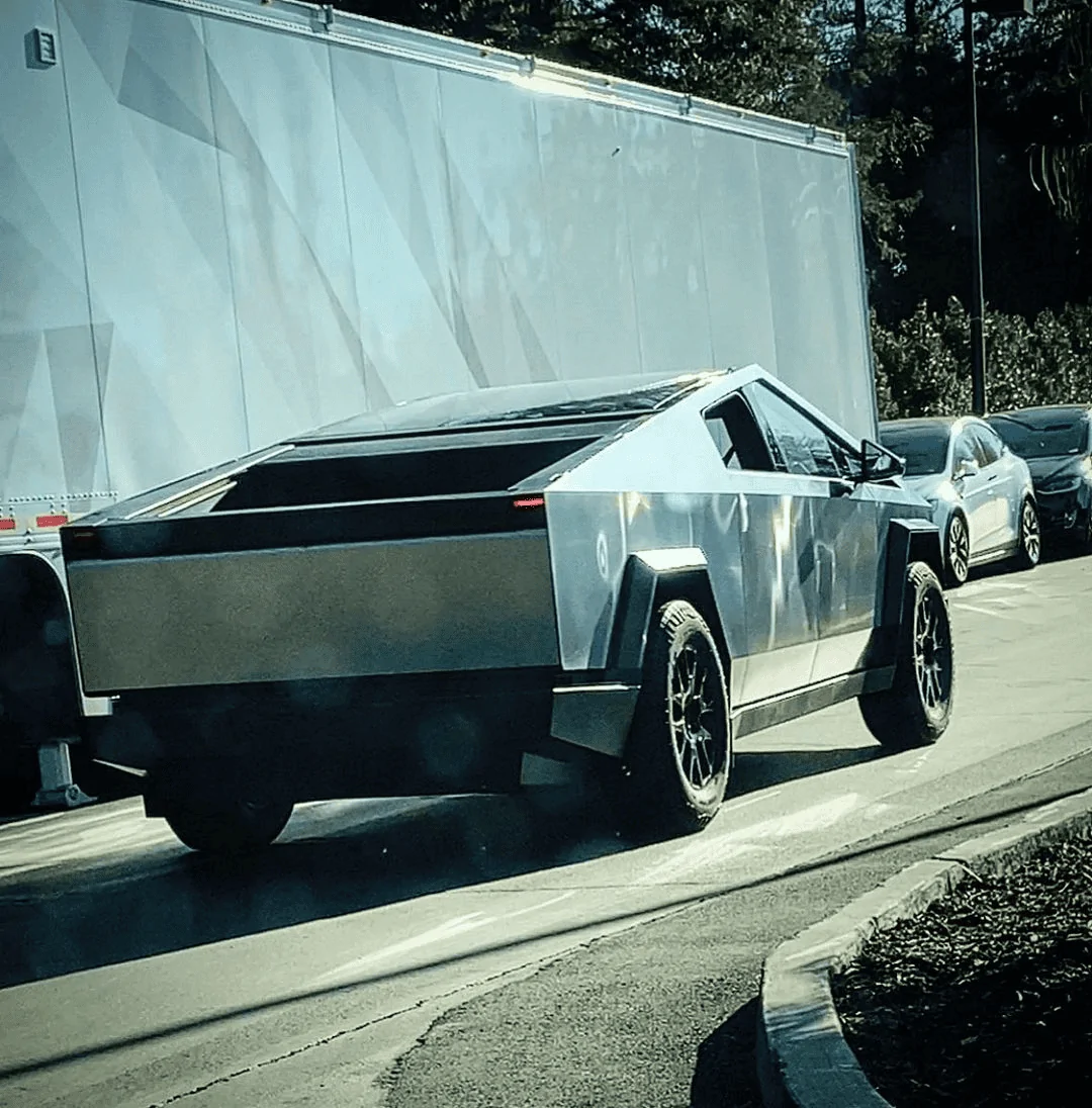 Cybertruck reveals new triangle mirrors (removable) in Palo Alto ...