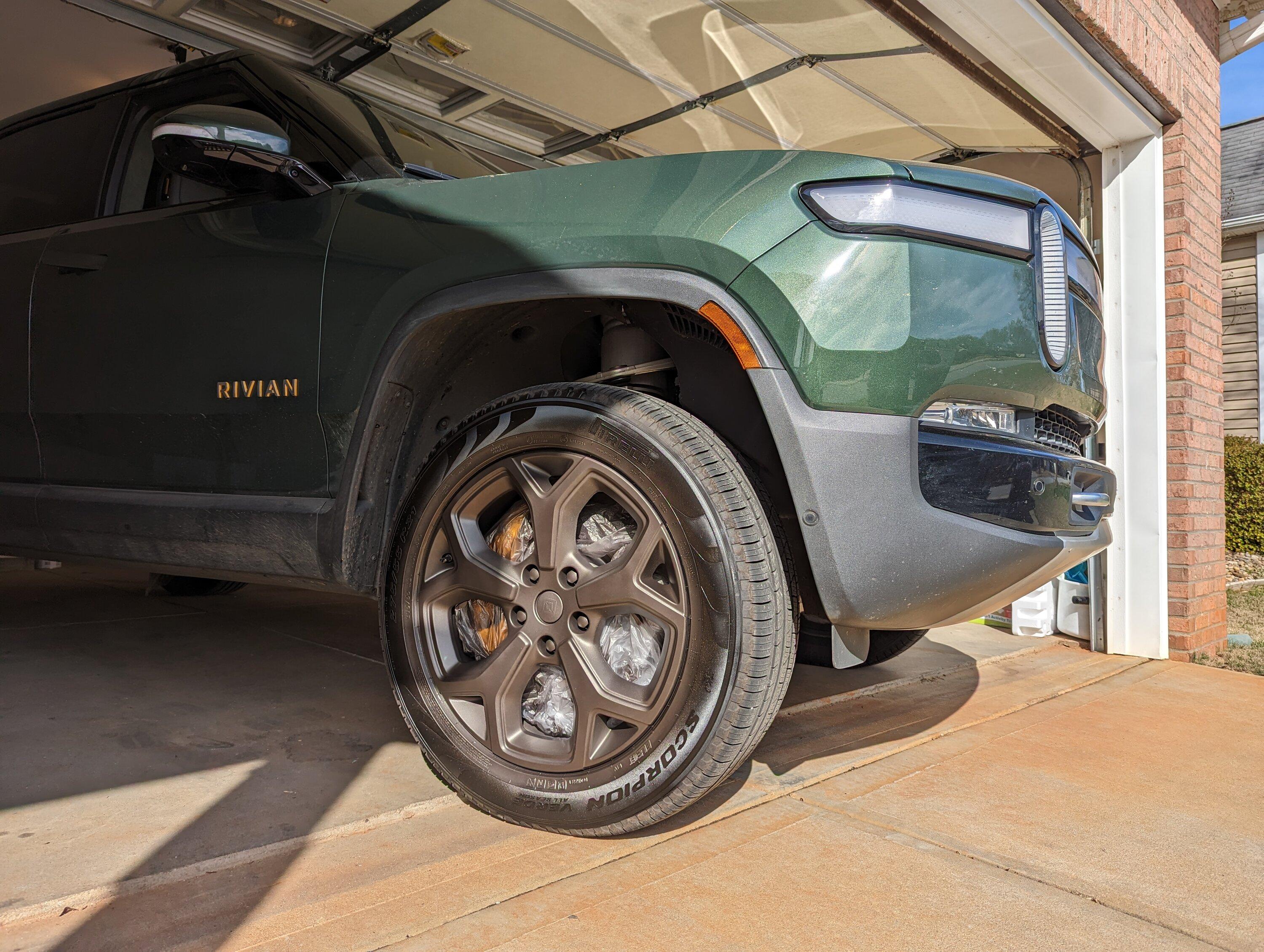 Plasti Dipped 21" Wheels in Brass Monkey color by HyperDip | Rivian ...