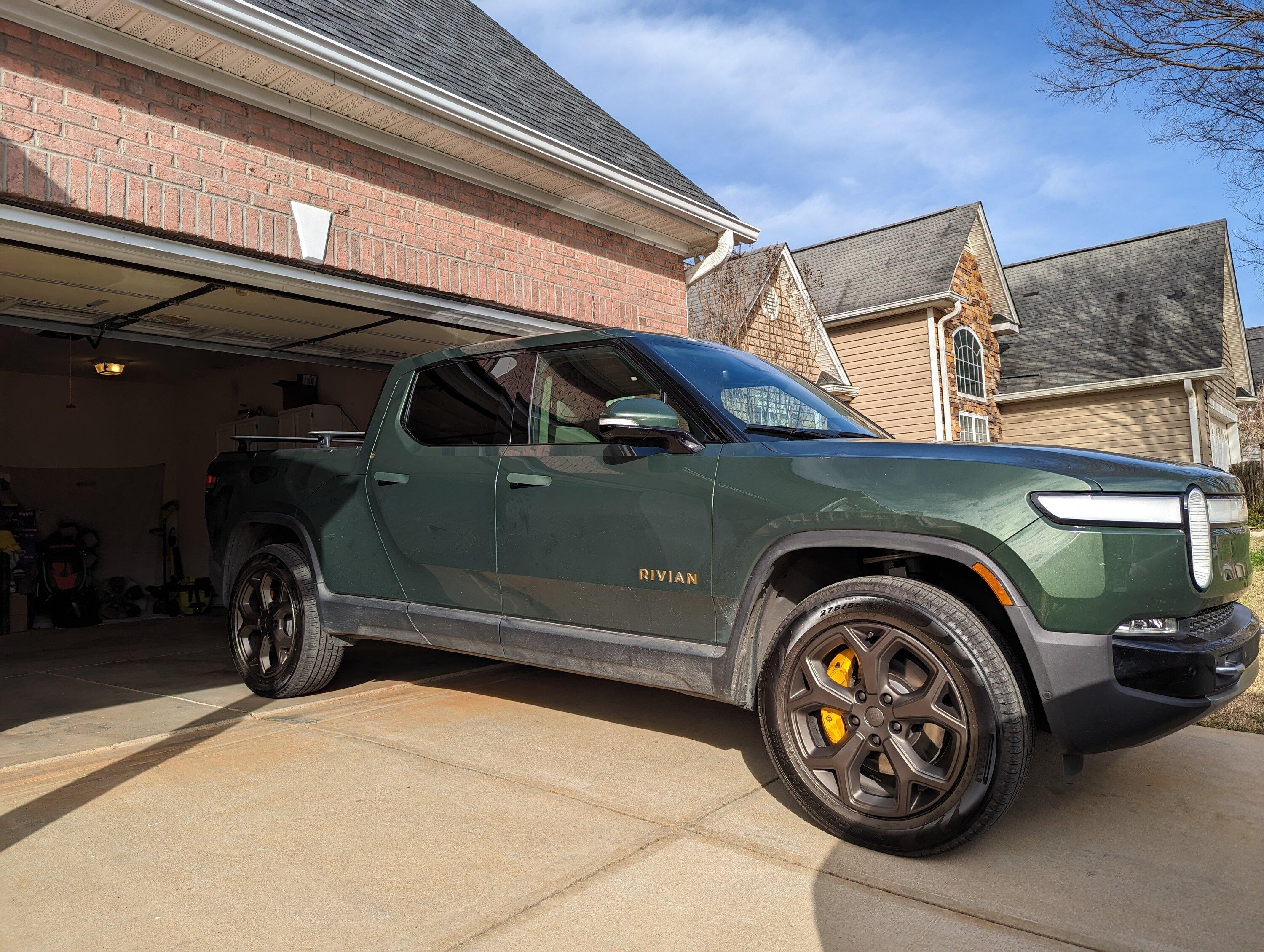 Plasti Dipped 21" Wheels in Brass Monkey color by HyperDip | Rivian ...
