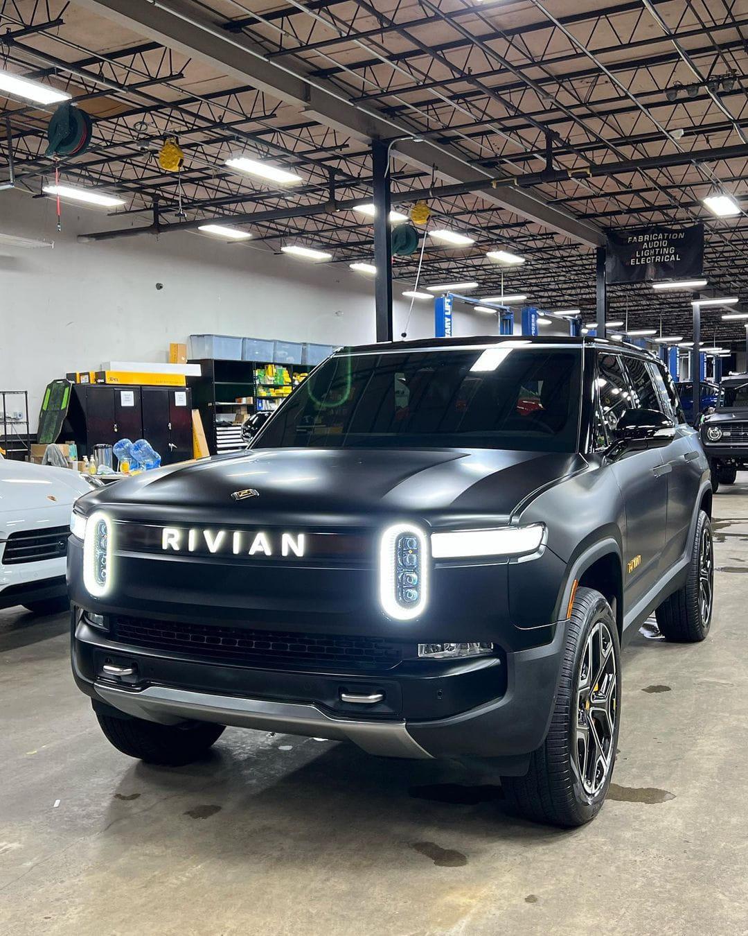 Rivian Lettering Vinyl Cutout on Front Lightbar + R1S in Stealth PPF ...