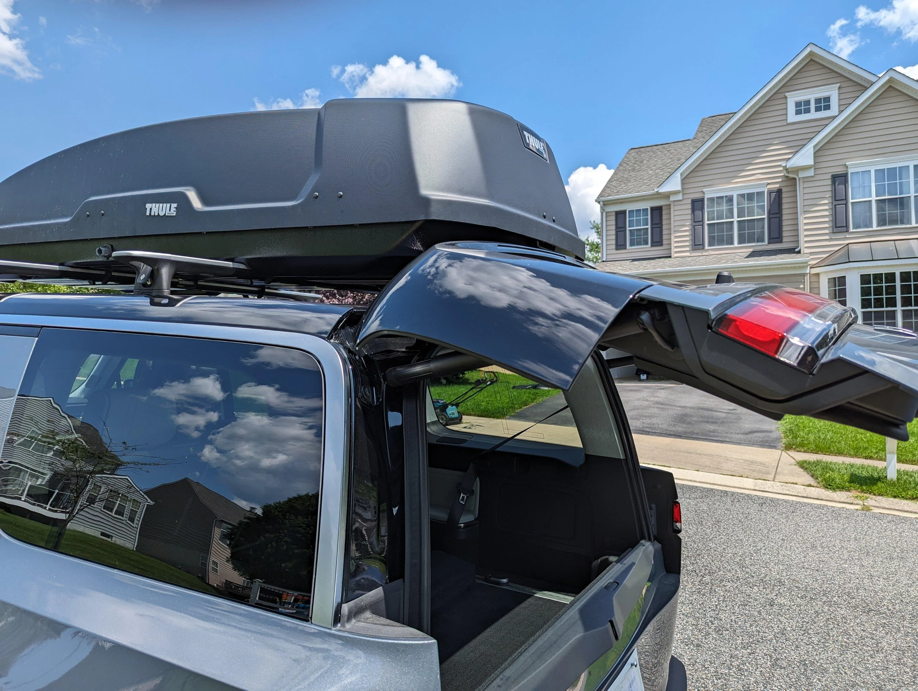 Thule Force XT XXL Rooftop Cargo Box installed on R1S | Rivian Forums ...