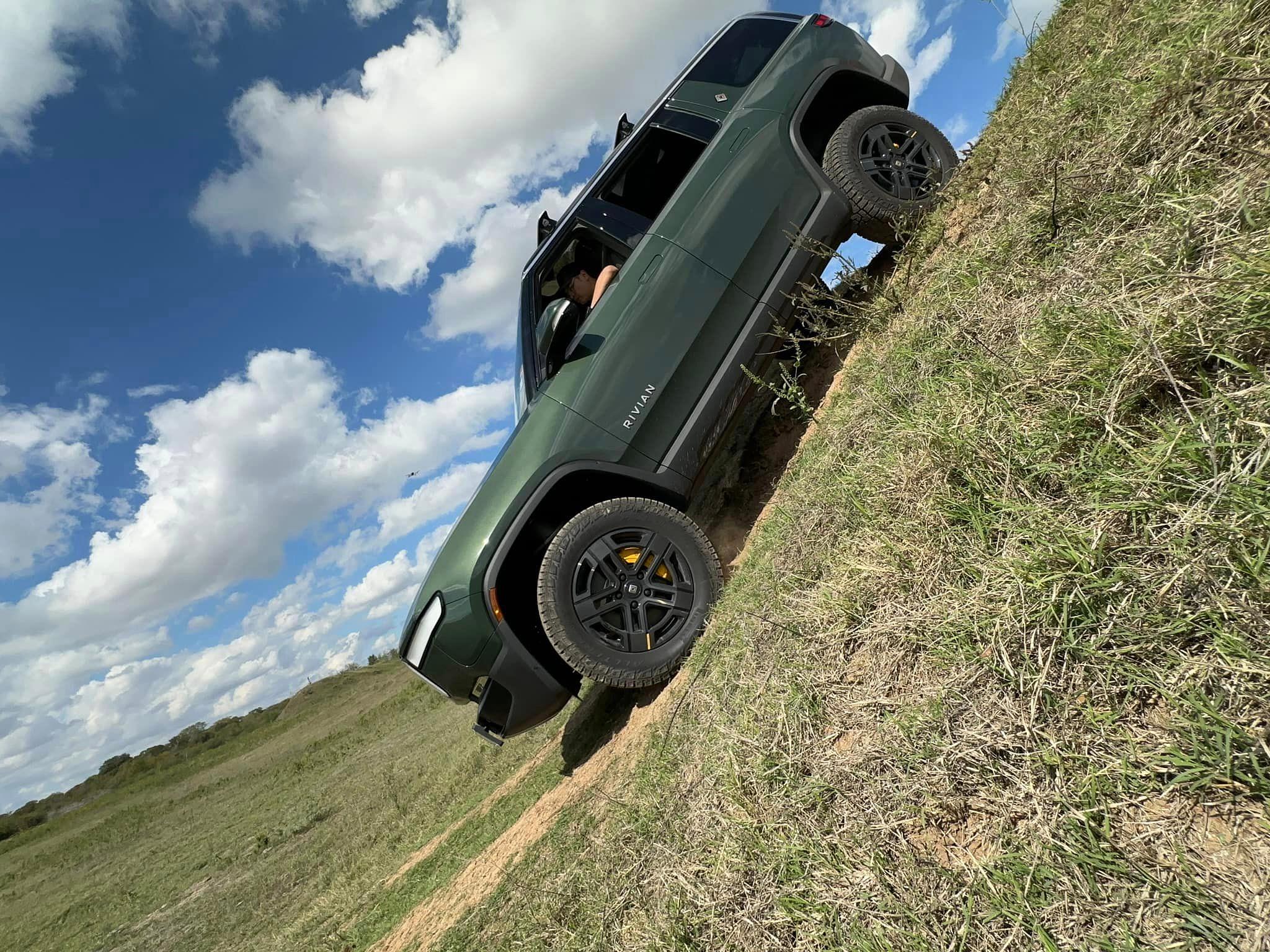 Off-roading 101 class in our R1S | Rivian Forum - R1T R1S R2 R3 News, Specs, Models, RIVN Stock ...