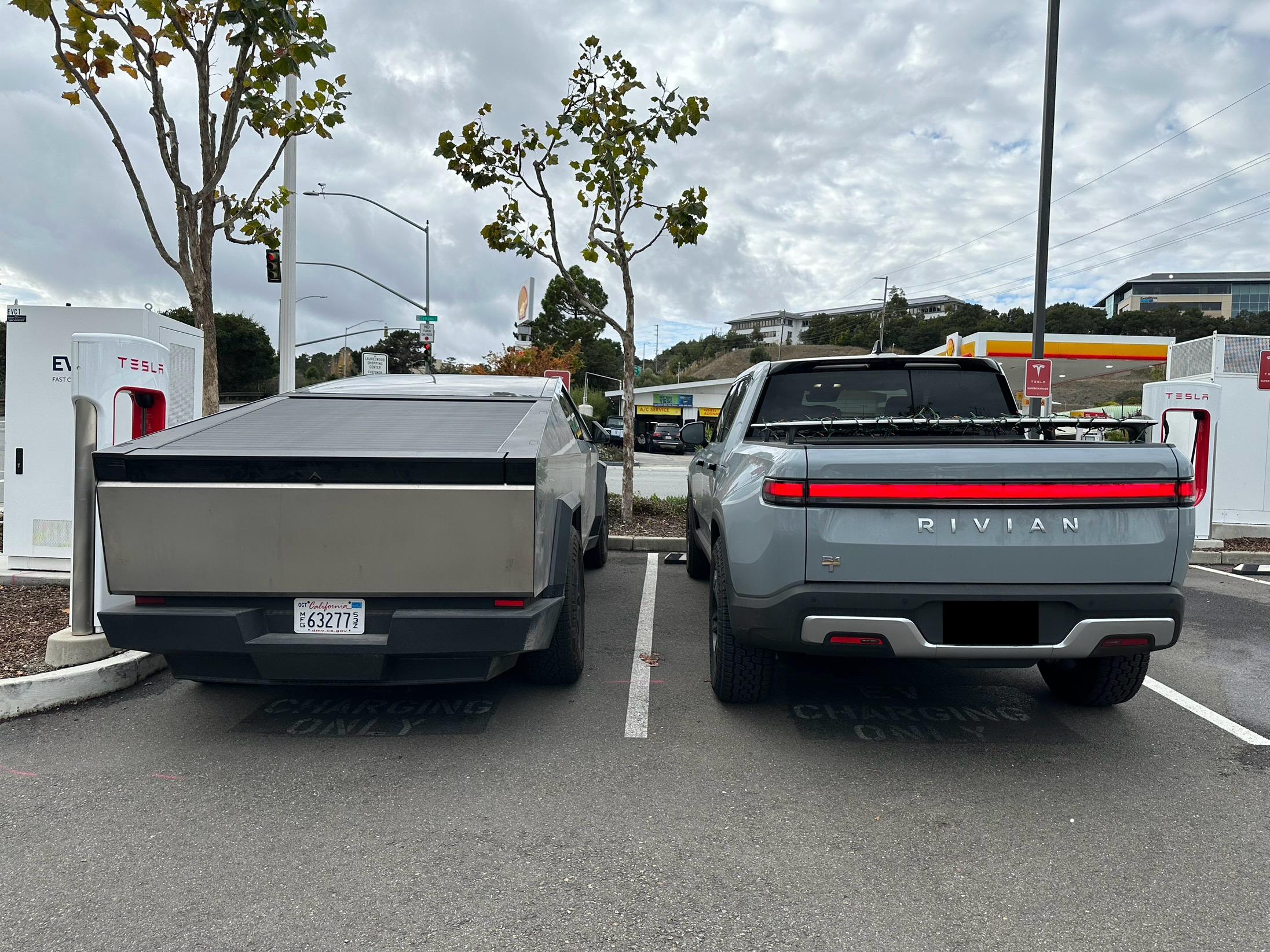 Cybertruck vs R1T rear size comparison pictures (from encounter at ...