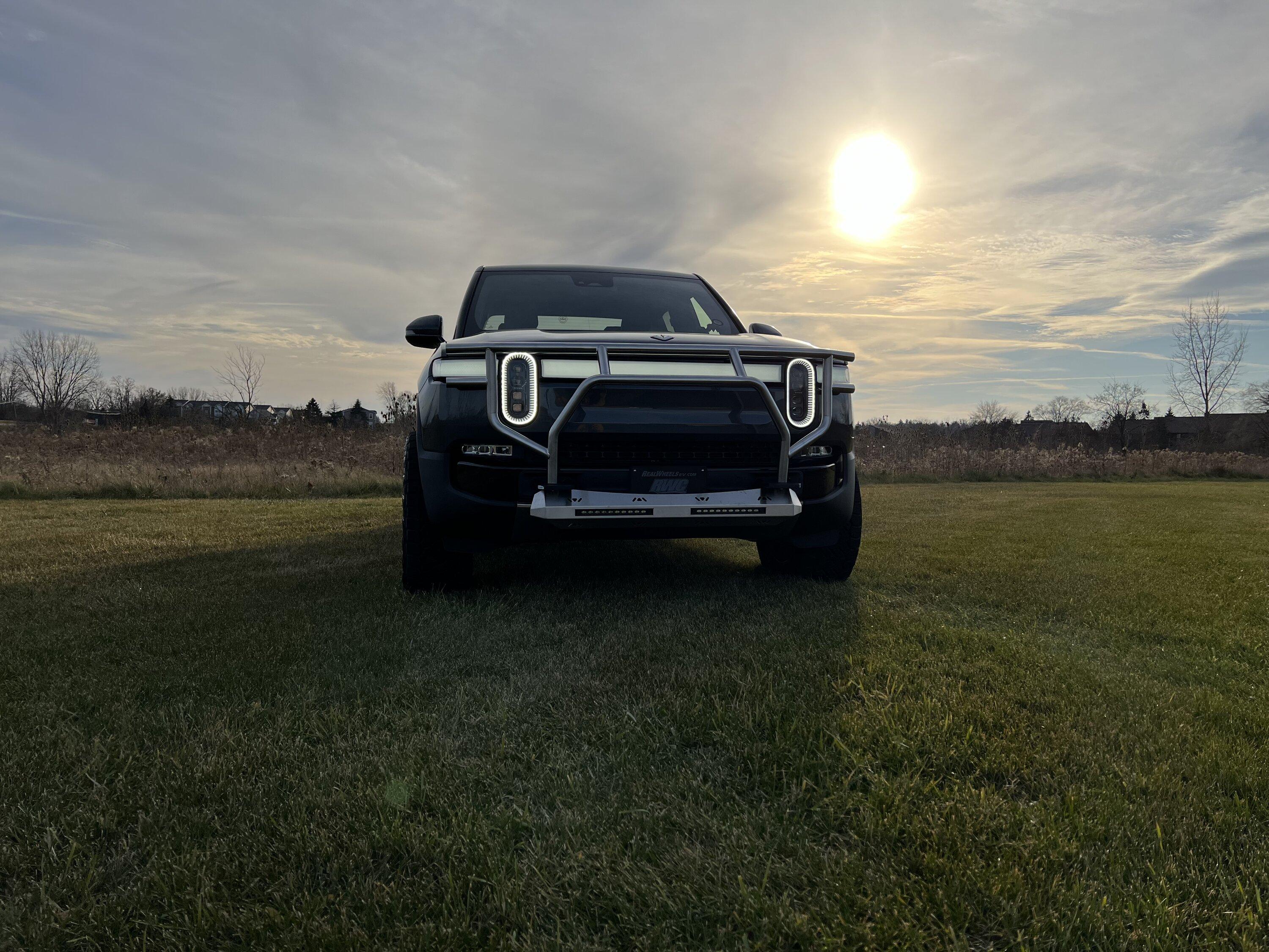 RealWheelsEV NEW Rivian Accessories Brush Guard, Steps, Light Bar, Bed ...