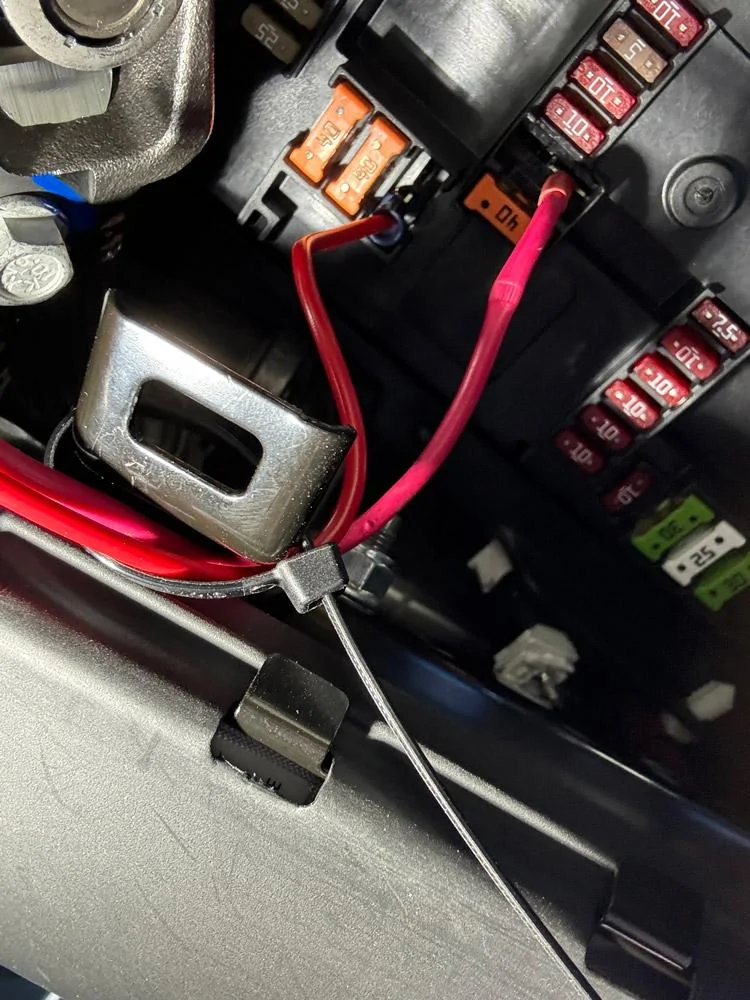 Socket "two" me - more better: installed 12 volt outlets under the dash ...