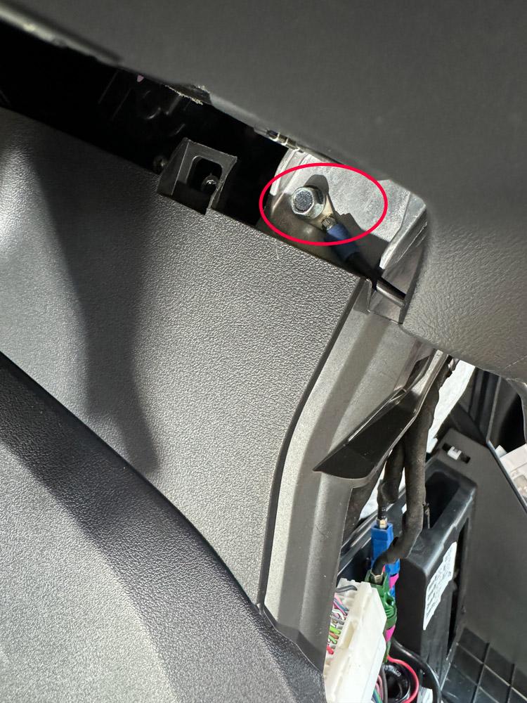 Socket "two" me - more better: installed 12 volt outlets under the dash ...