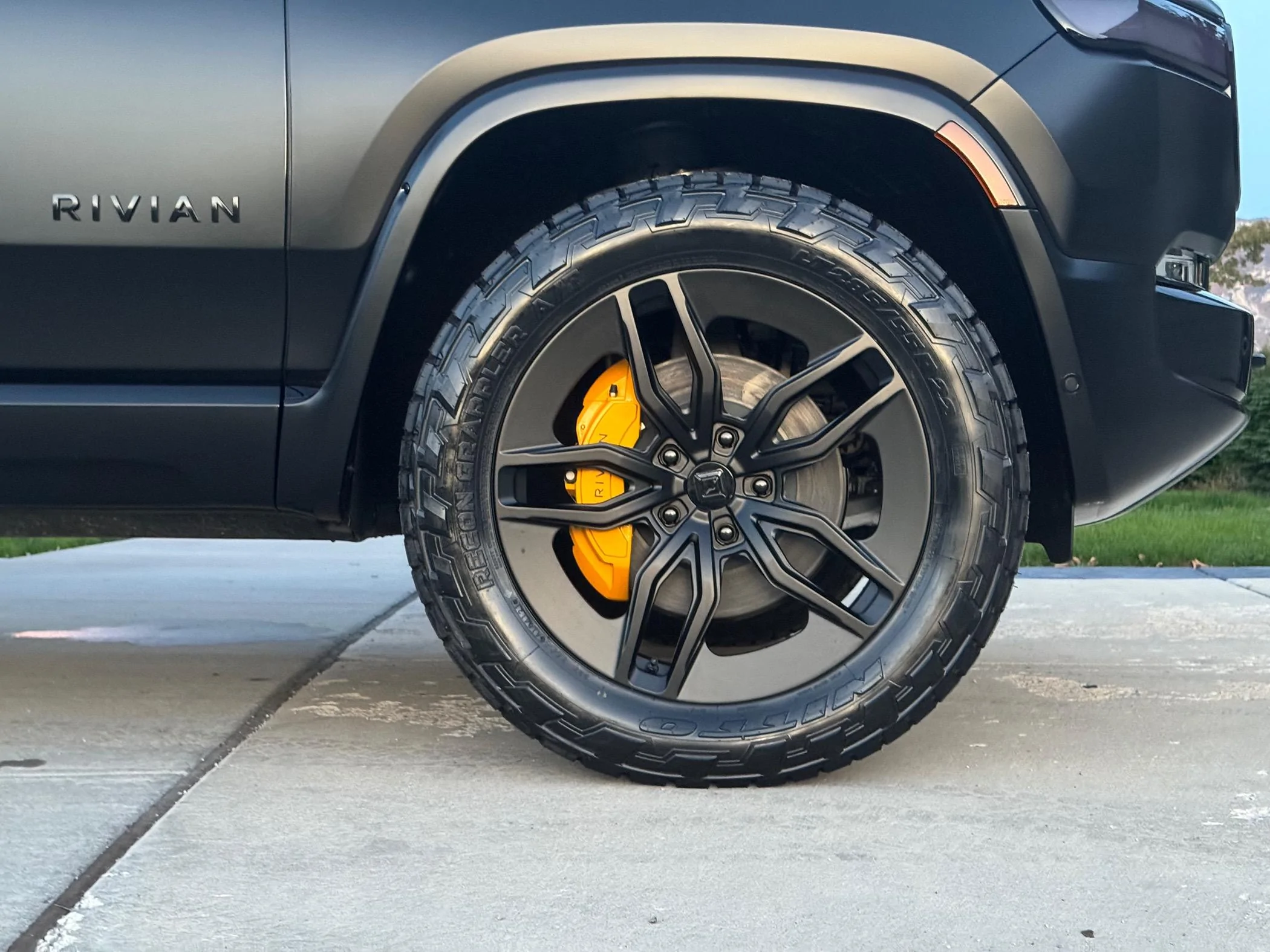 20" Nitto Recon Grappler AT tires 25% more efficient than Pirelli OEM ...