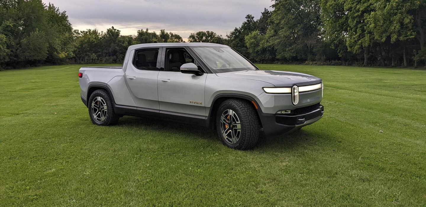 Illinois - FOR SALE Price Drop; 2022 R1T Quad Adv; LA Silver, BM Int ...