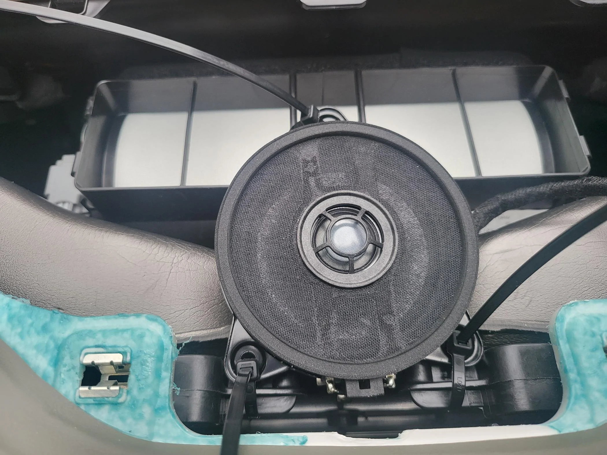 Dash rattle mitigation - dash disassemble DIY | Rivian Forums - R1T R1S ...